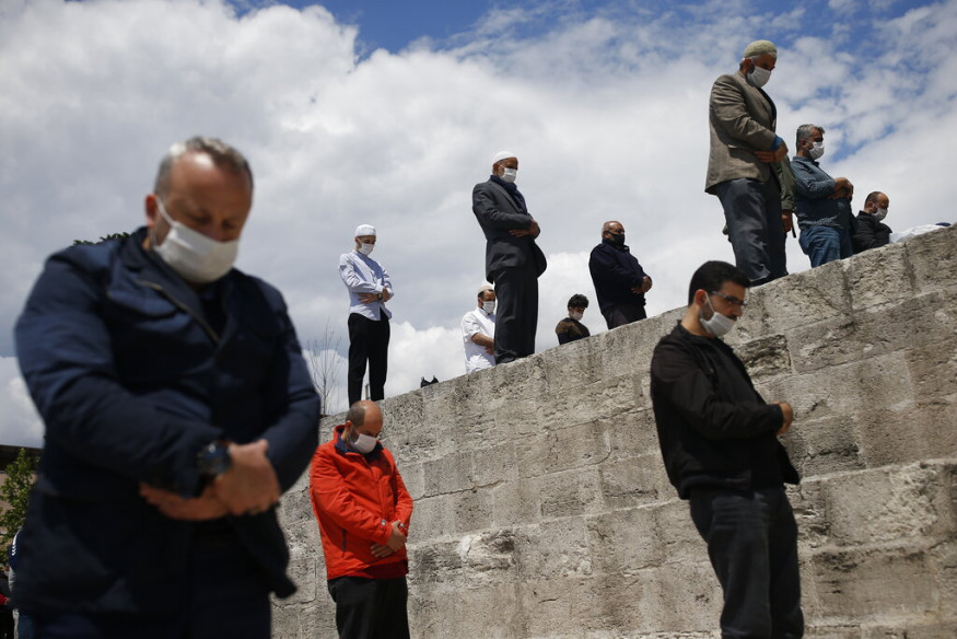 COVID-19: Muslims Around The World Return to Mosques, at a Distance ...