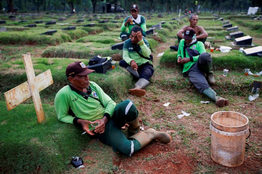 Photos of Funeral Workers Working Tirelessly During COVID-19 - News18