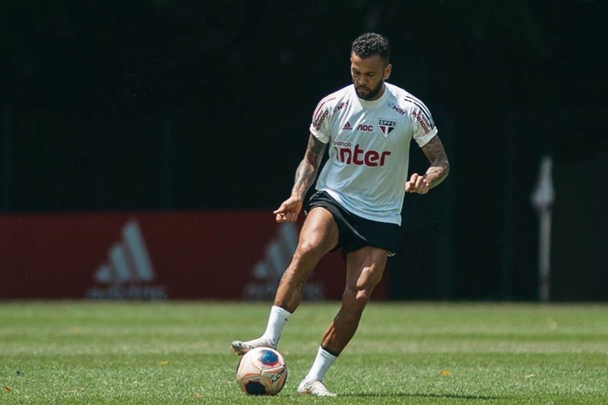 Dani Alves Undergoes Surgery on Broken Right Forearm