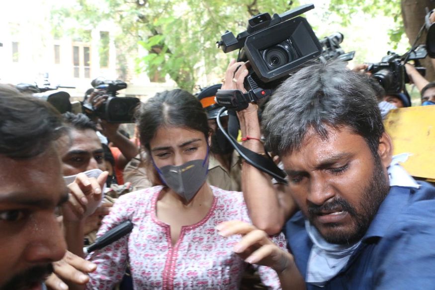 SSR Death Case: Rhea Chakraborty Reaches NCB Office For Questioning ...