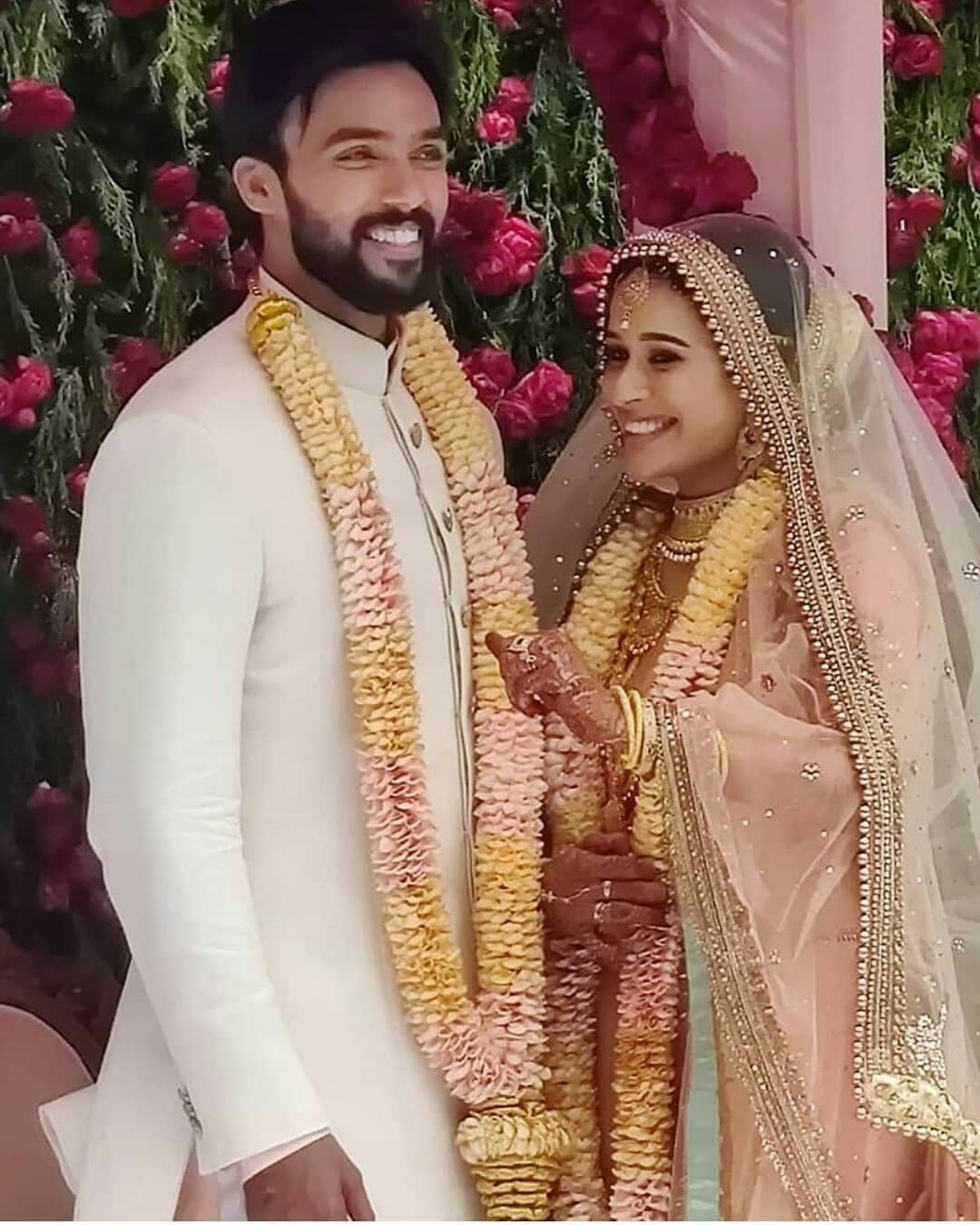 Bigg Boss Tamil 1 Winner Arav Nafeez Marries Actress Raahei in Chennai ...