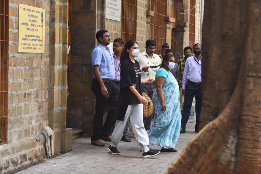 SSR Death Case: Rhea Chakraborty Taken to Byculla Jail From NCB Office ...