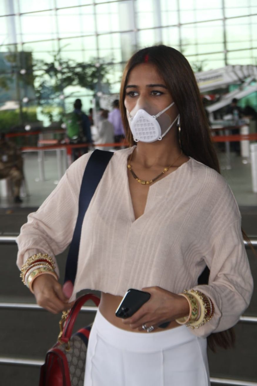PICS: Poonam Pandey & Sam Bombay Leave For Their Honeymoon - News18