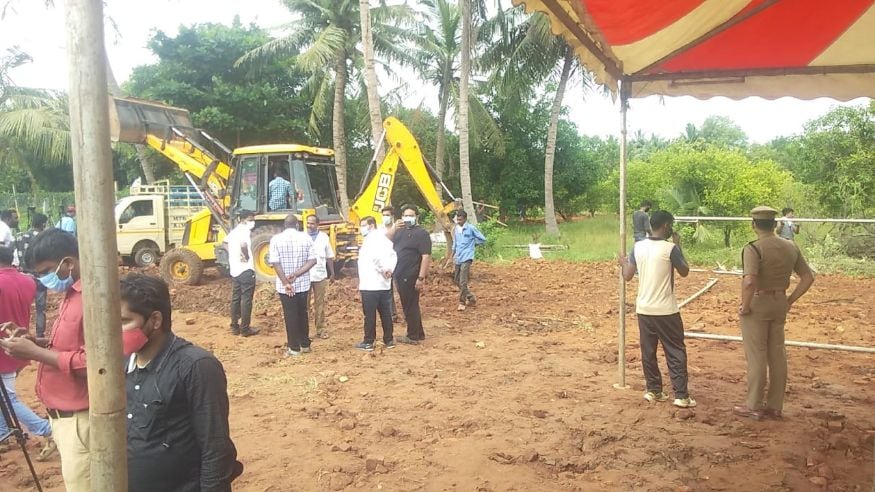 SP Balasubrahmanyam's Funeral: Veteran Singer Laid to Rest at His ...