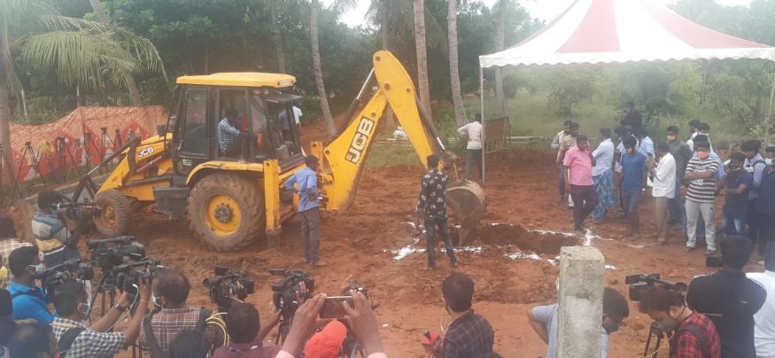 SP Balasubrahmanyam's Funeral: Veteran Singer Laid to Rest at His ...