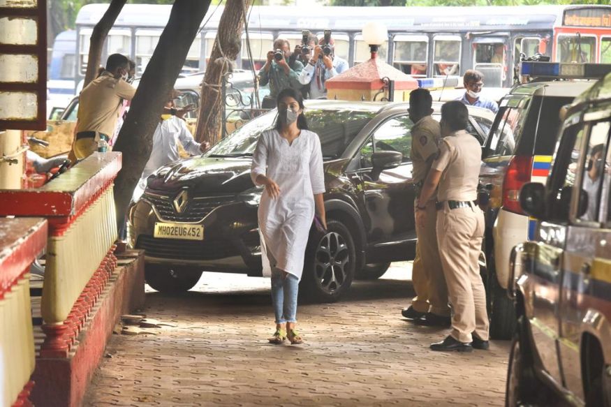 Rhea Chakraborty Papped For the First Time Since Release From Byculla ...