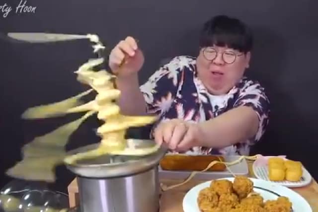 This Food Vlogger Had the Most Hilarious Reactions to His Cheese Fondue ...