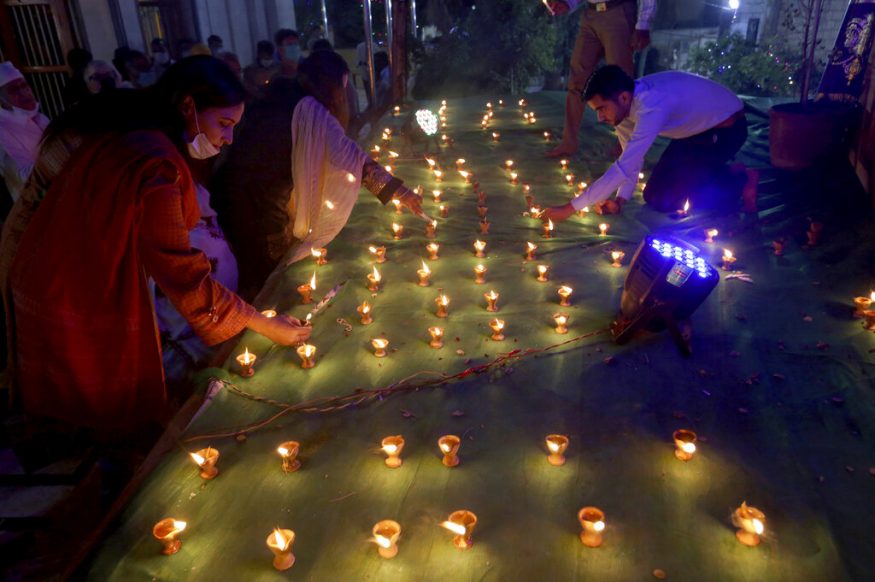 Hindus in Pakistan Celebrate Diwali Following COVID-19 Guidelines - News18