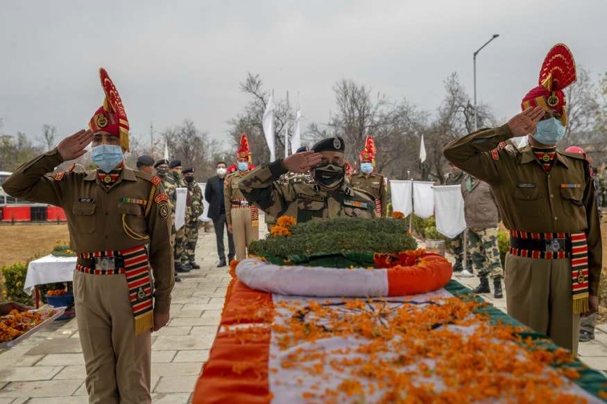 Army Pays Tributes to Soldiers Martyred in Pak Ceasefire Violation at ...