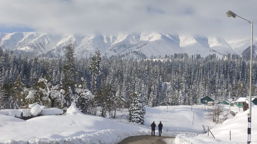 Season's First Major Snowfall Drapes Gulmarg in White Blanket; See Pics ...