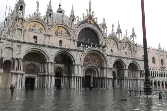 Photos of a Submerged Venice Flood Twitter as New Dam System Fails to ...