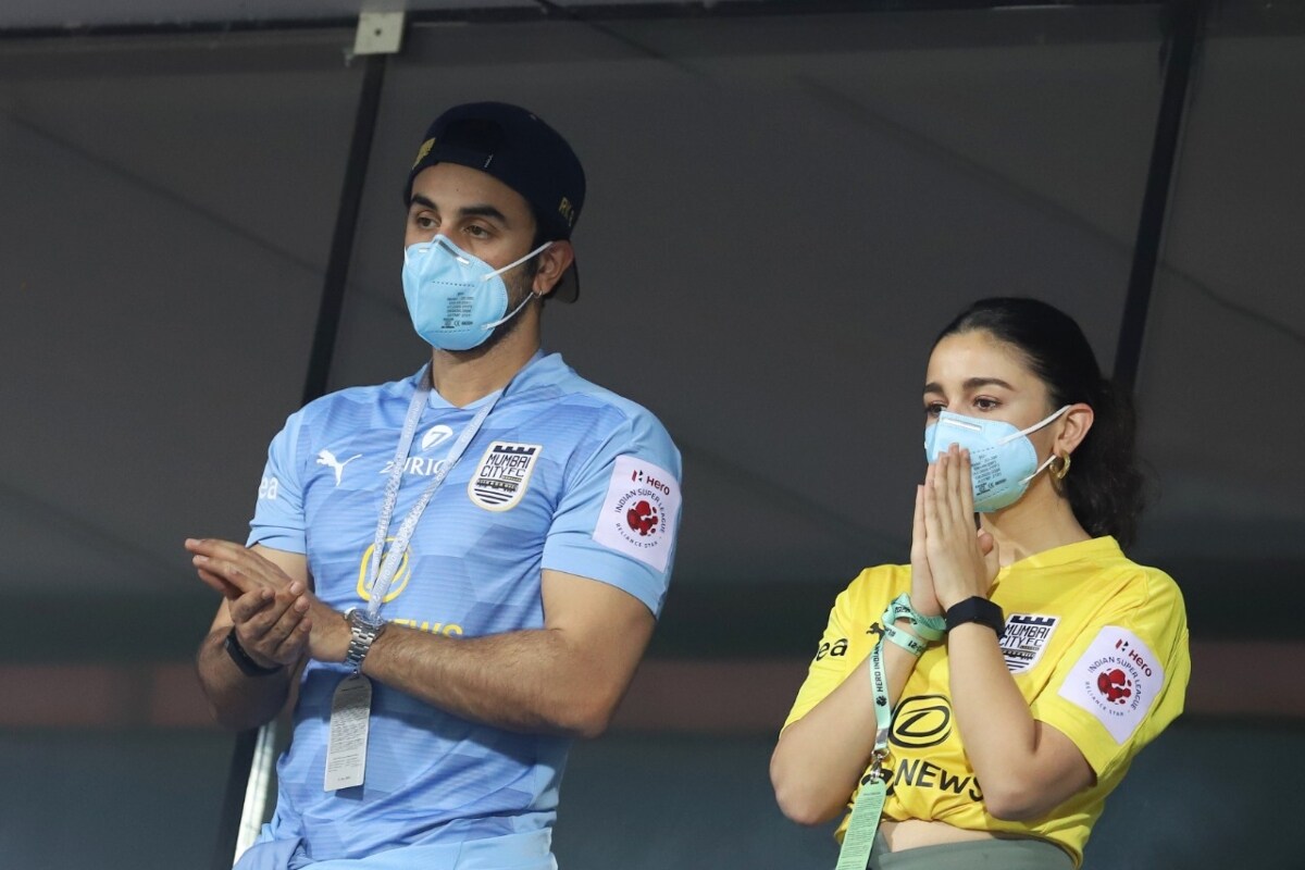 Lovebirds Alia Bhatt & Ranbir Kapoor Attend a Football Match in Goa ...