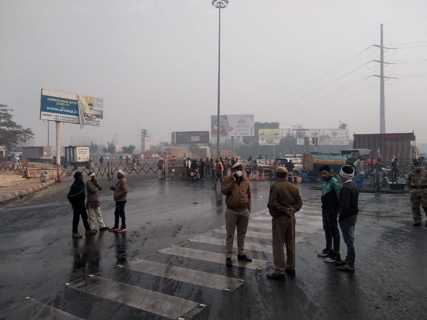 UP-Delhi Border Closed From Both Sides as Farmers Block Ghazipur With ...