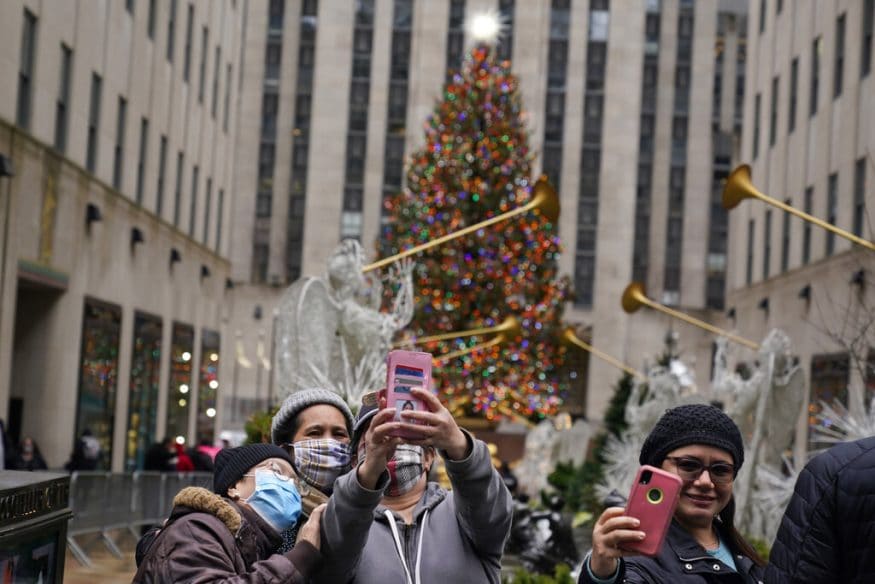 In Pictures: Here's How the World Celebrated the Pandemic Christmas ...