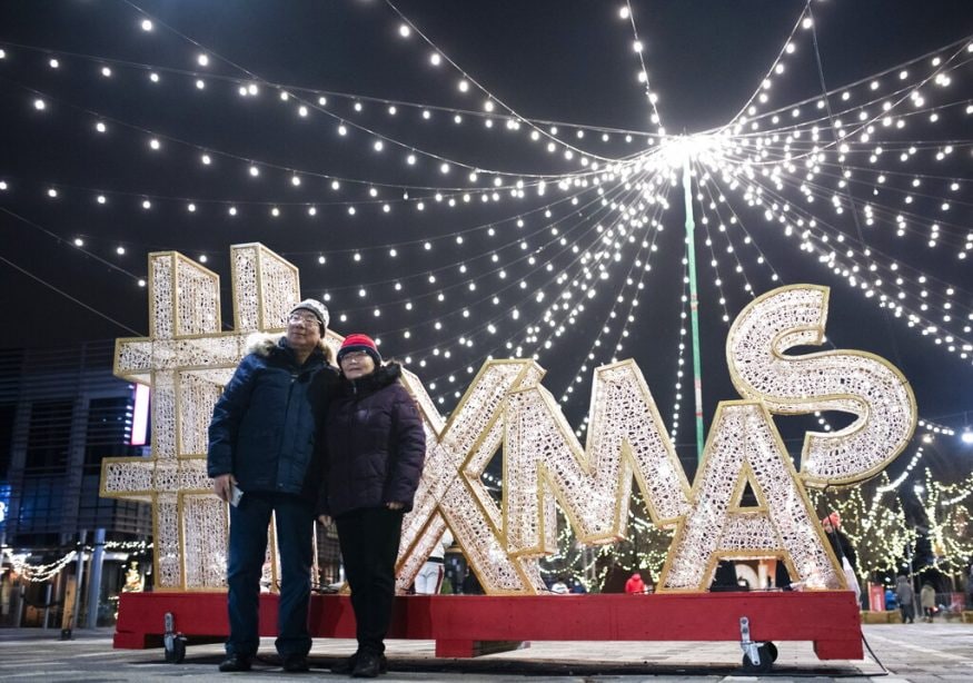 In Pictures: Here's How the World Celebrated the Pandemic Christmas ...