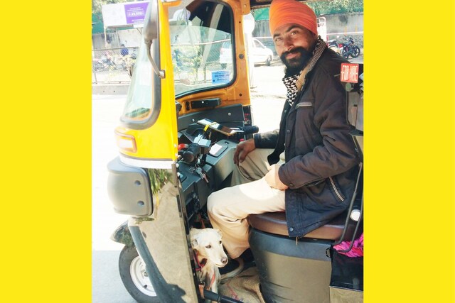 'Santa in Real Life': Auto-Rickshaw Driver Takes his Paw Friend to Work ...