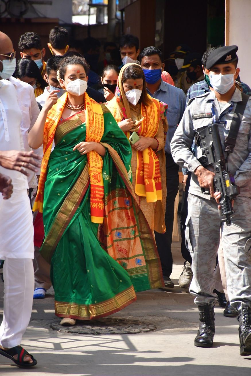 Kangana Ranaut, Rangoli Chandel Visit Siddhivinayak Temple; See Pics ...