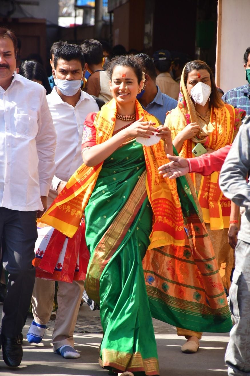 Kangana Ranaut, Rangoli Chandel Visit Siddhivinayak Temple; See Pics ...