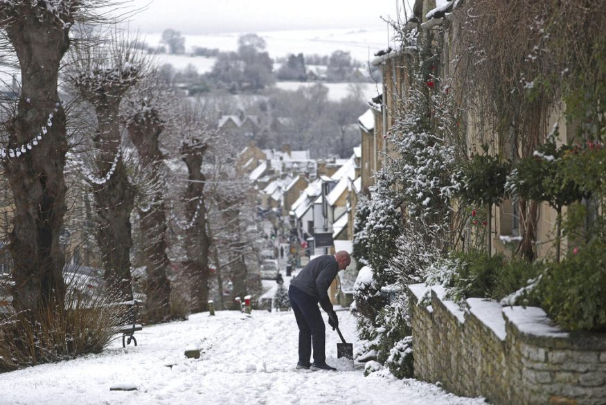 Heavy Snowfall Causes Travel Chaos in England - In Pics