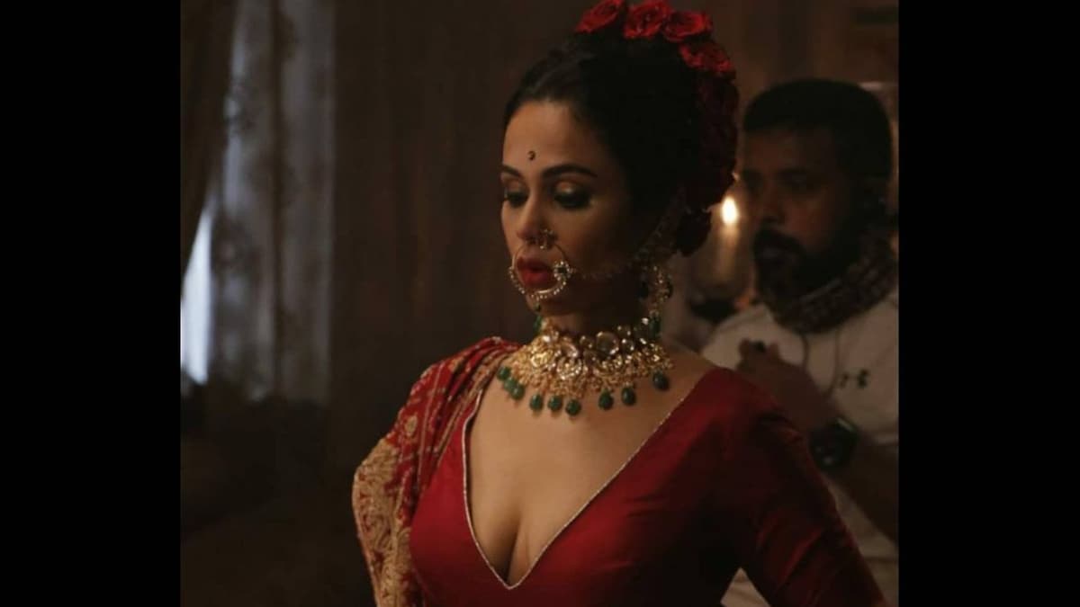 'Paurashpur' Actress Ashmita Bakshi on Filming Bold Lovemaking Scenes with Annu Kapoor - News18