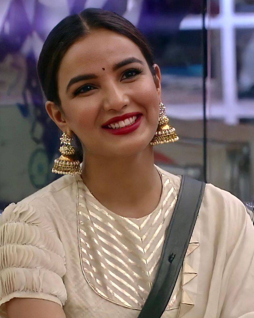 Bigg Boss 14 Jasmin Bhasin Lights Up The Internet With Her Smile & Cuteness
