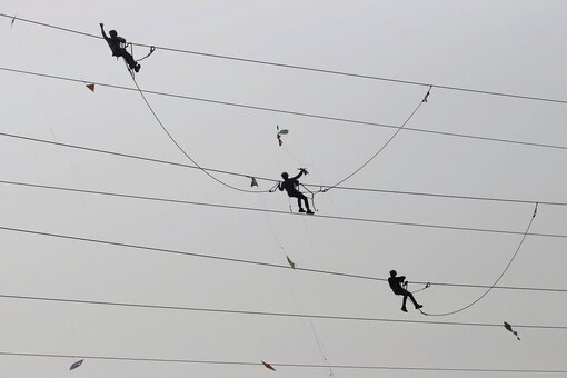 3 Men in Critical Condition After Kite String Stuck in Powerline ...