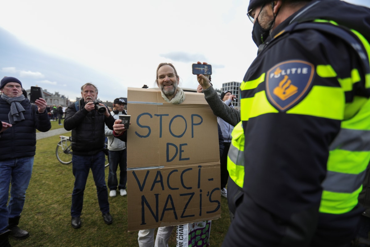 Dutch Police Detain Hundreds Nationwide as Anti-lockdown Protests Turn ...