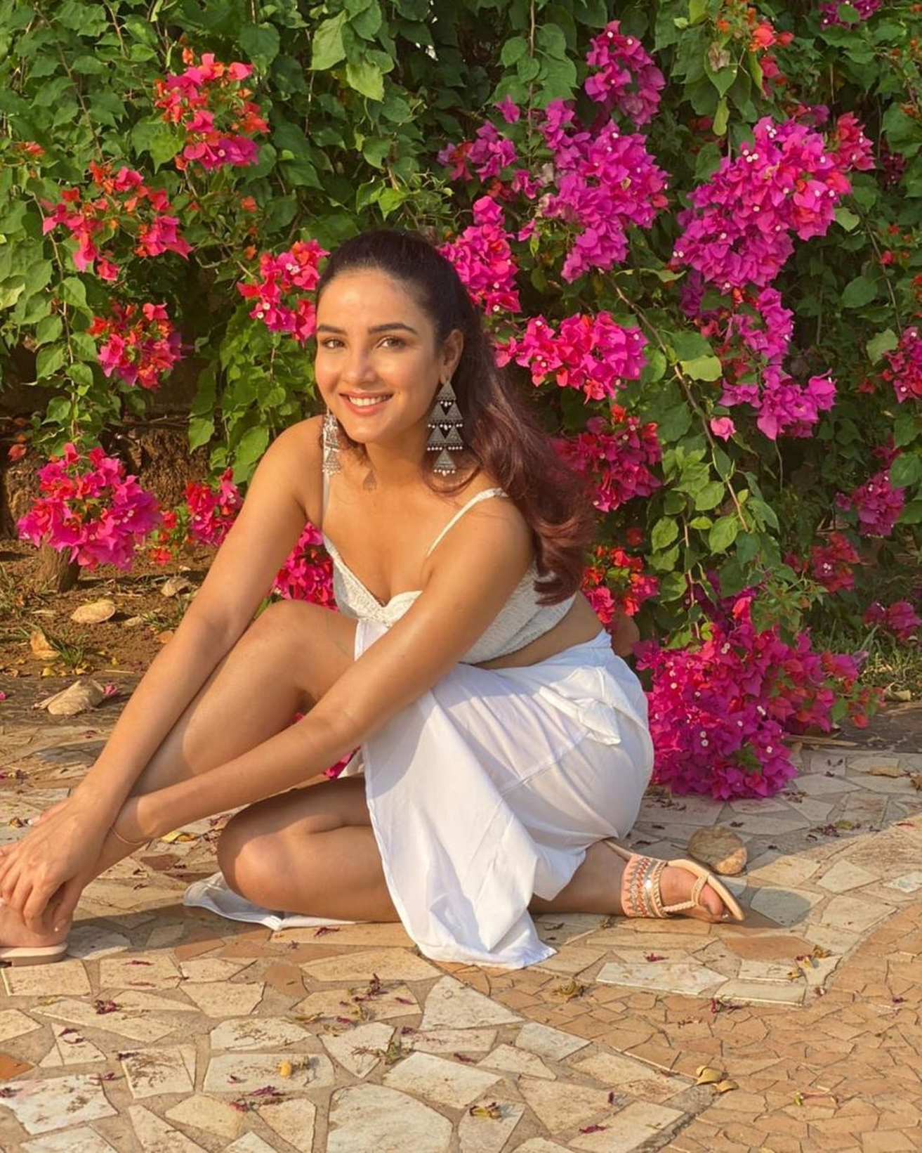 Jasmin Bhasin Raises Temperature In Satin Nightie Check Out Divas