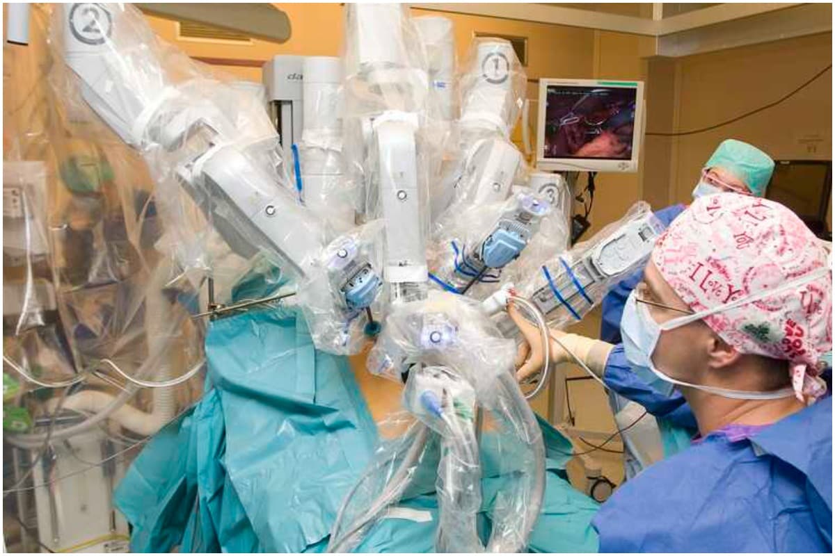 Five Robot-assisted Surgeries That Prove Robots Might Take over the ...