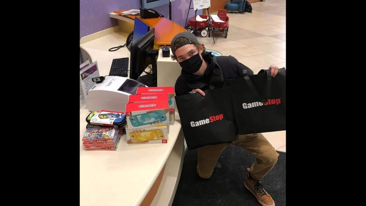 Minnesota Student Who Made a Fortune by GameStop Stock Rise is Donating ...