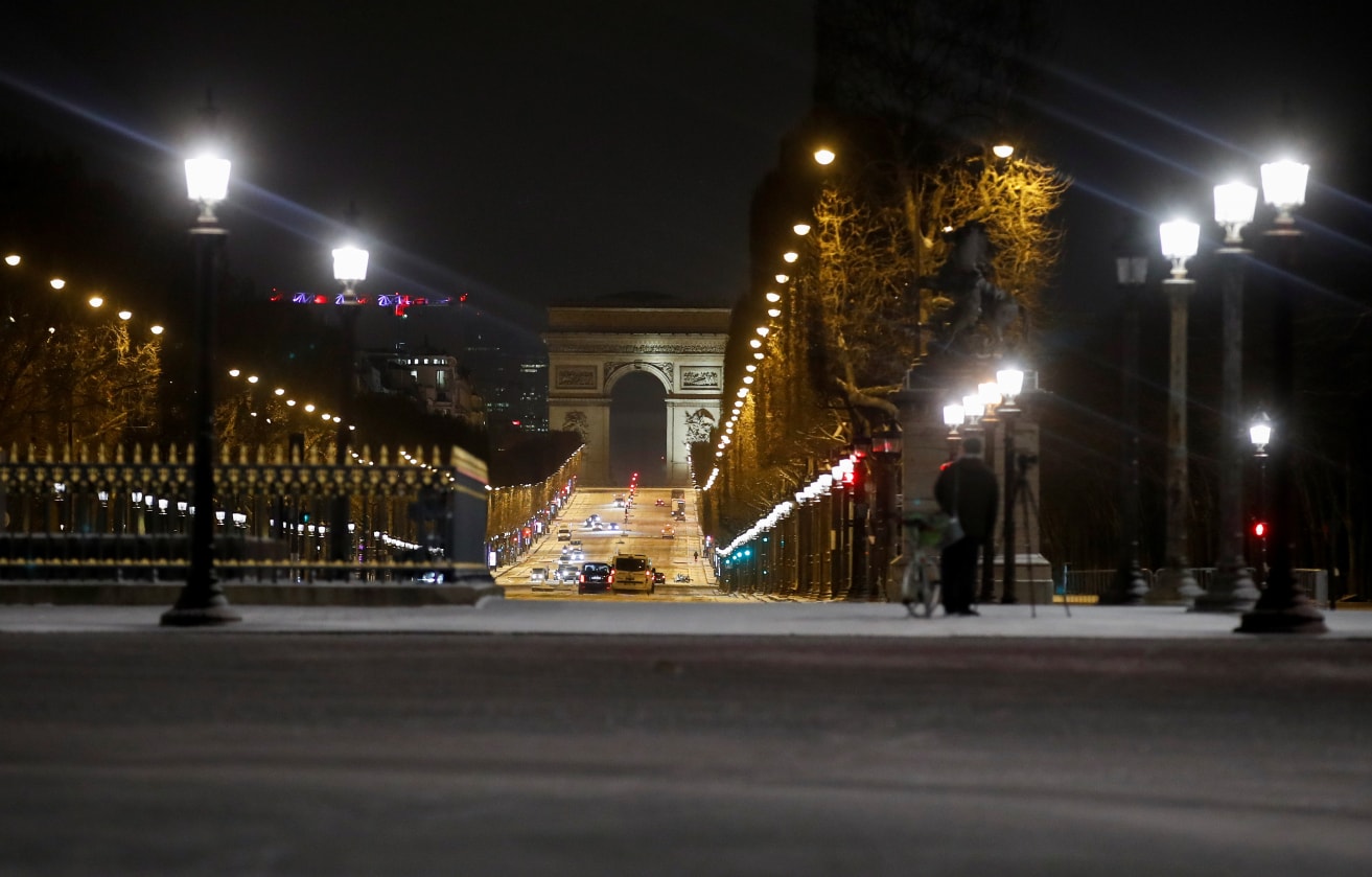 Paris Snowfall: Eiffel Tower Needs Blowtorch For Ice As Snow Blankets ...