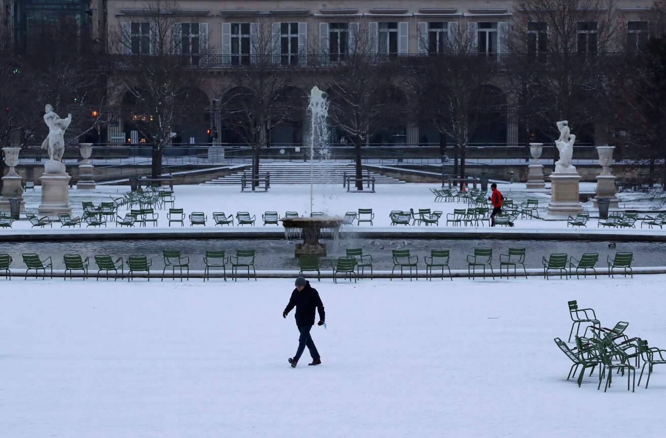 Paris Snowfall: Eiffel Tower Needs Blowtorch For Ice As Snow Blankets ...