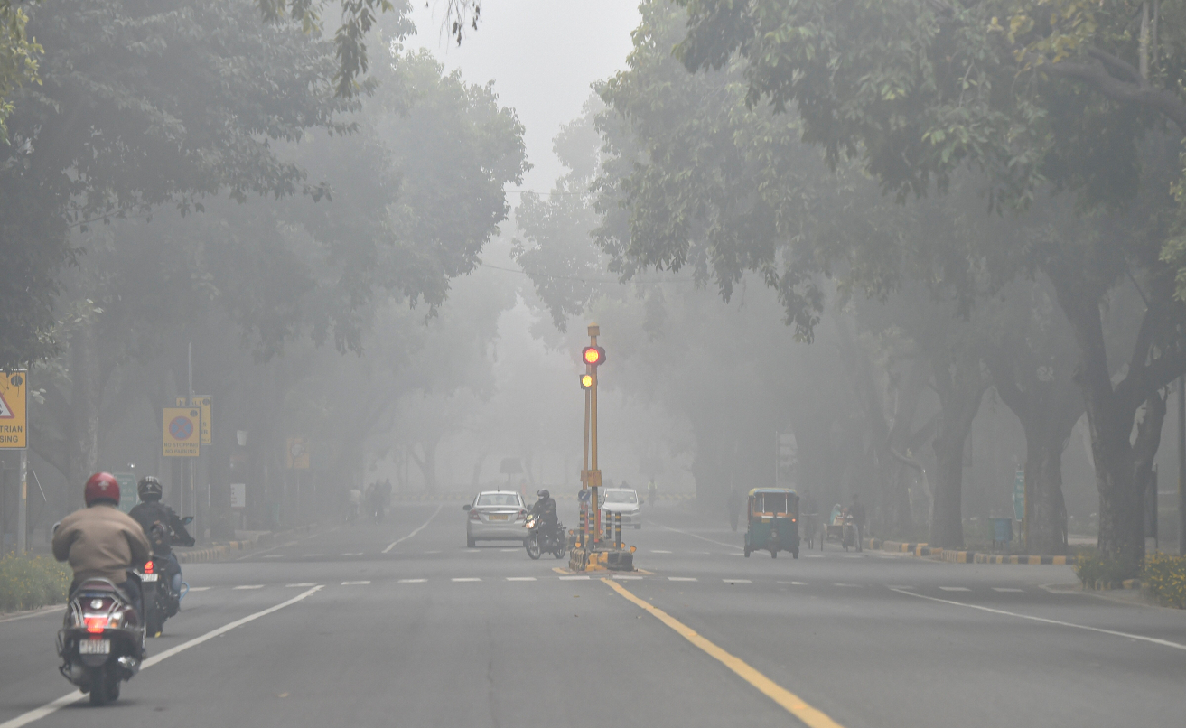 Delhi Air Quality in 'Very Poor' Category as Dense Fog Engulfs NCR, Visibility Remains Low; See ...