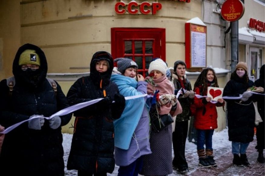 Russian Women Protest with Roses in Solidarity with Alexei Navalny's ...