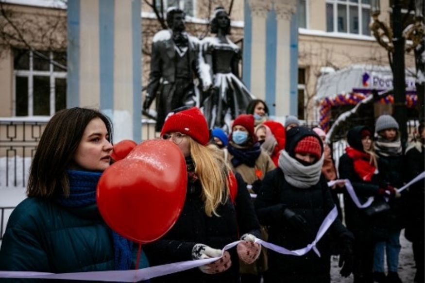 Russian Women Protest with Roses in Solidarity with Alexei Navalny's ...