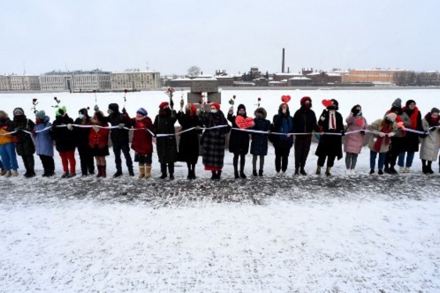 Russian Women Protest with Roses in Solidarity with Alexei Navalny's ...