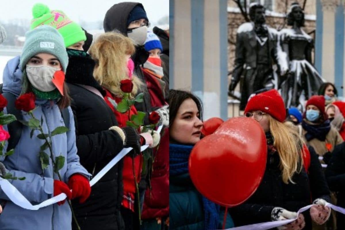 Russian Women Protest with Roses in Solidarity with Alexei Navalny's ...