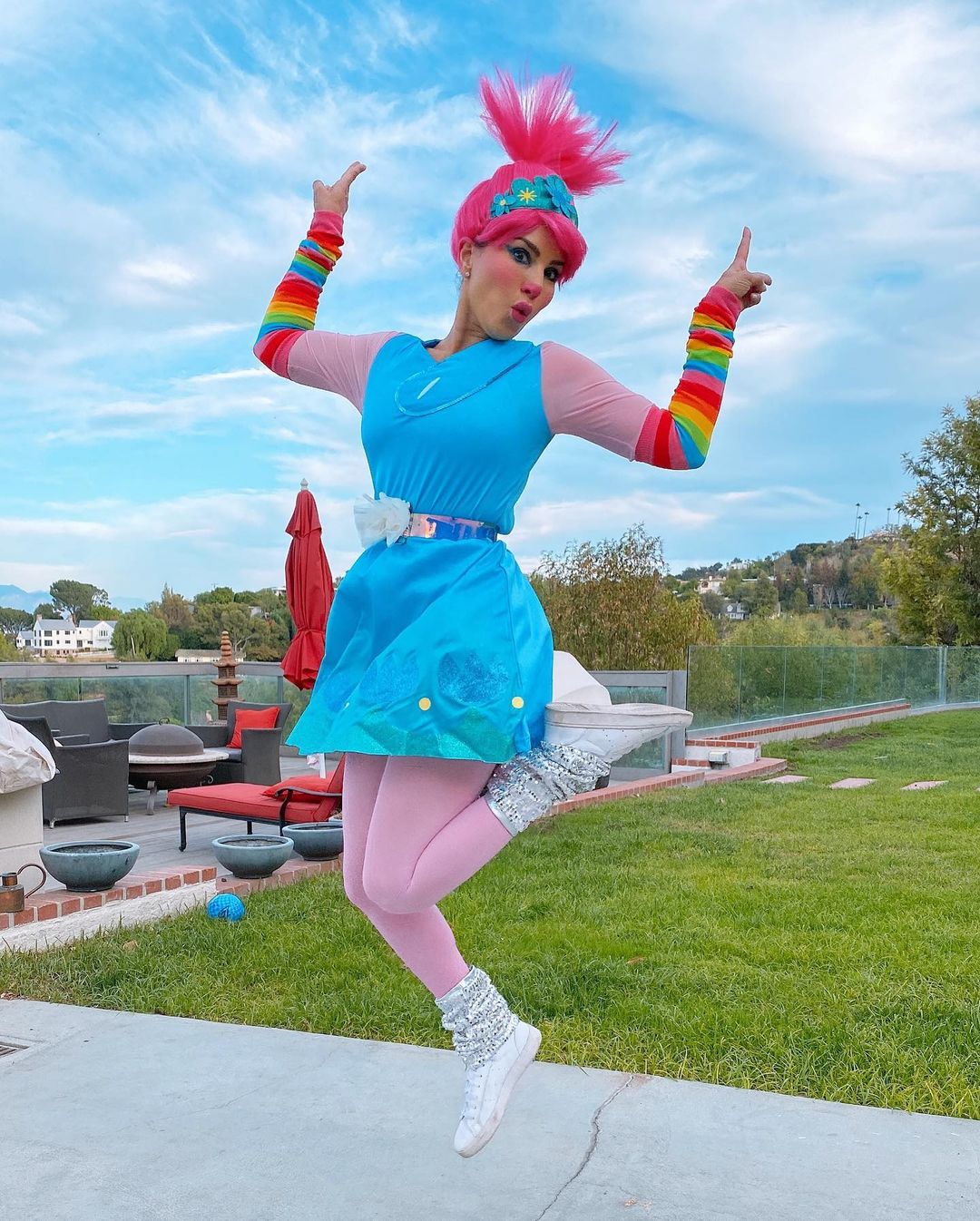 Sunny Leone In A Playful Mood Brightens Day For Fans, Check Her Cute ...