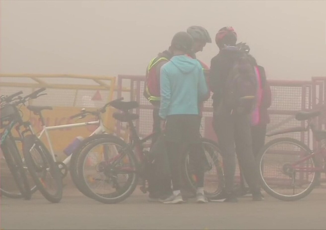 Dense Fog Engulfs Delhi-NCR, Visibility Remains Low; See Pics - News18
