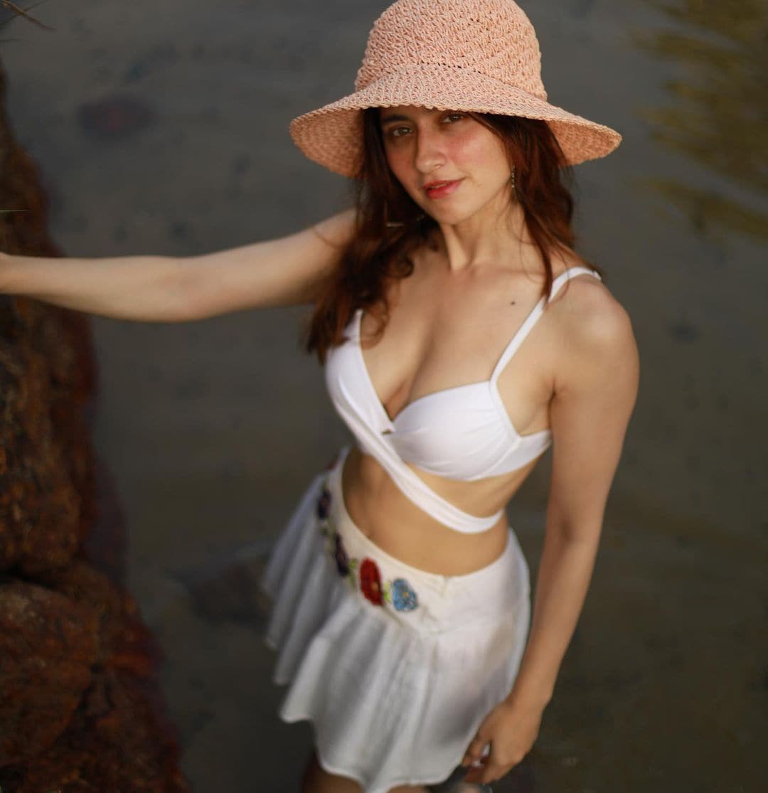 Sanjeeda Shaikh Looks Irresistible Flaunting Her Sexy Curves, Take A Look At The Diva - News18