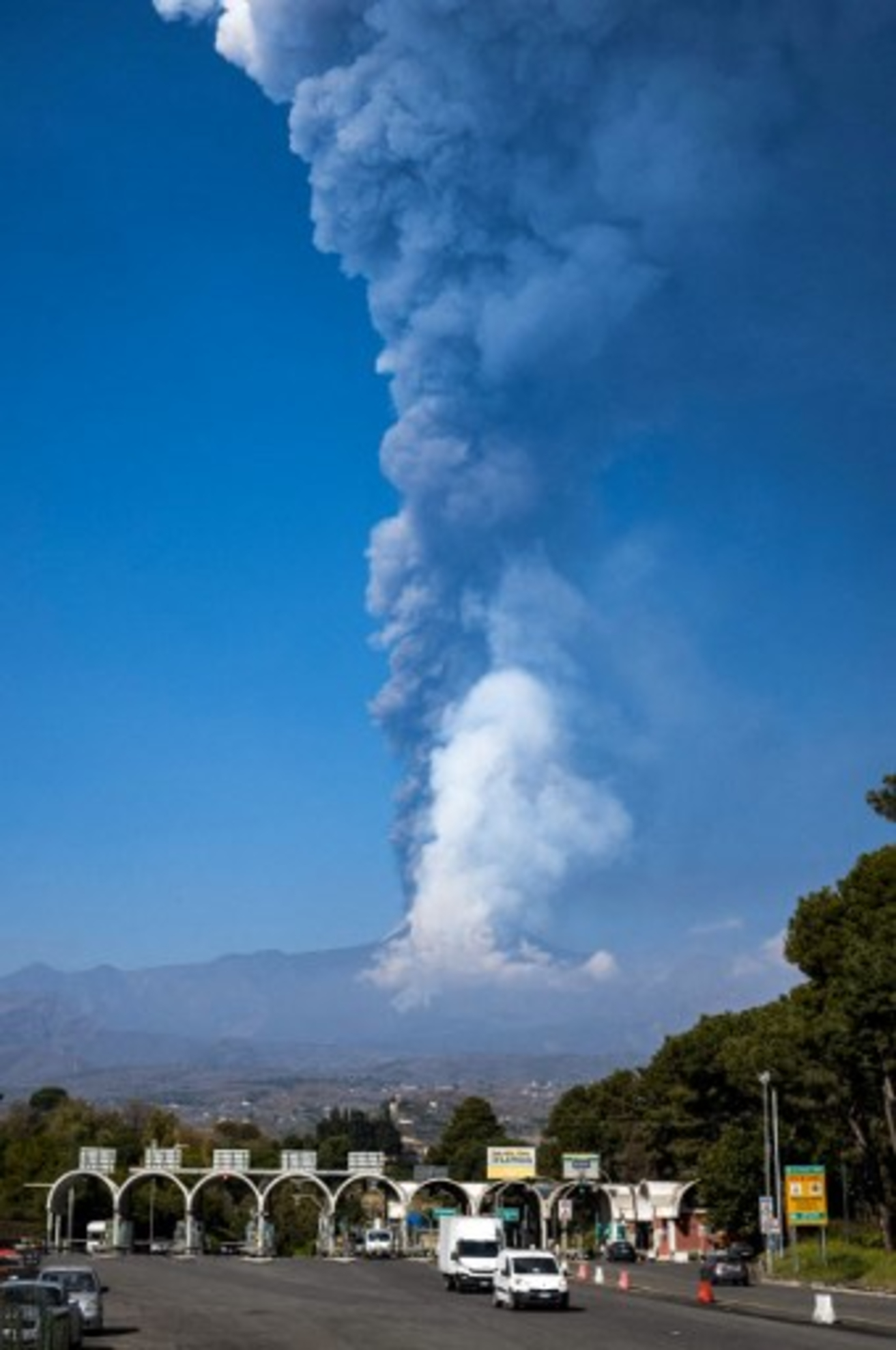 In Pics: One Of World's Most Active Volcanoes Mount Etna Spews Smoke ...
