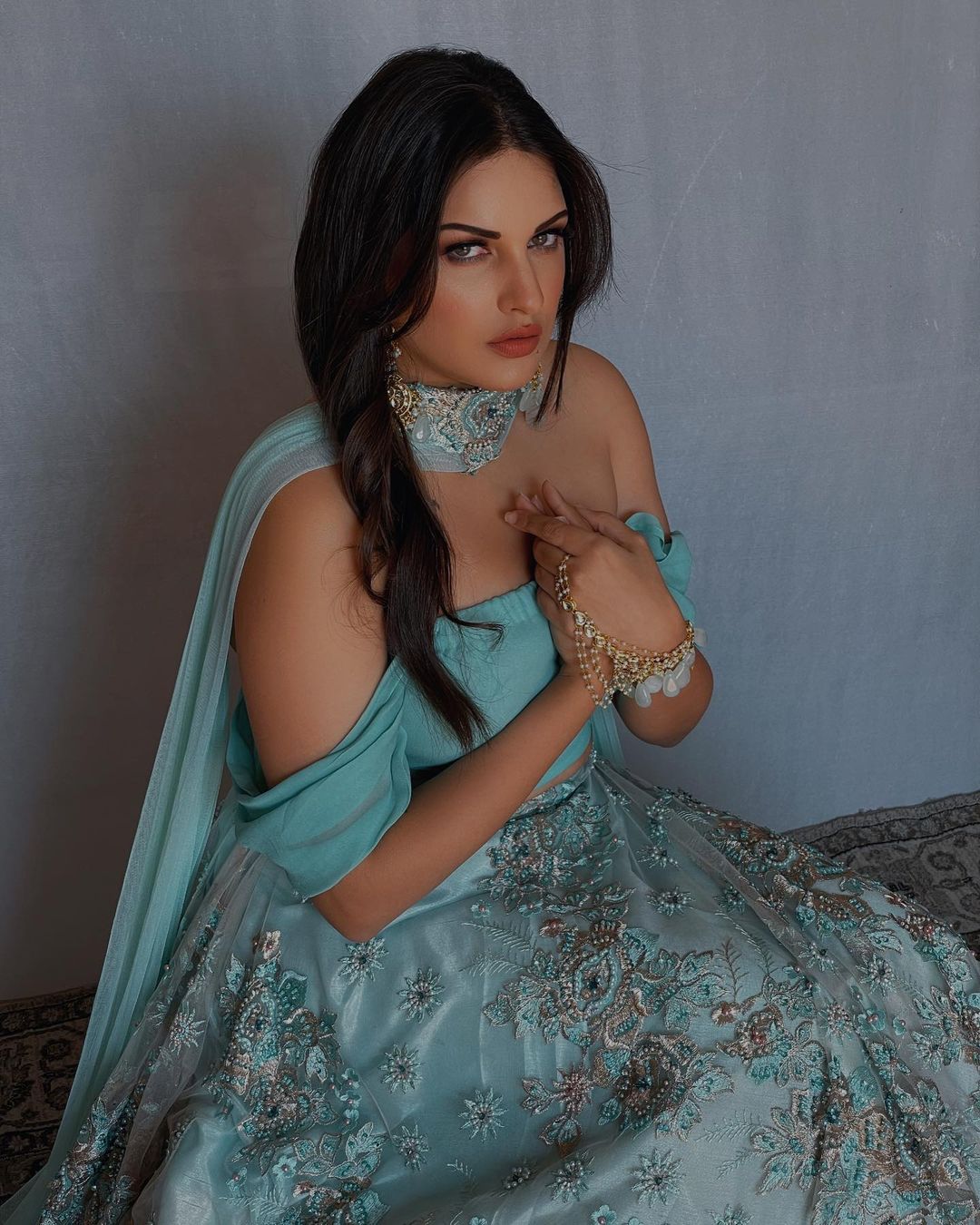 Himanshi Khurana Makes Heads Turn With Glamorous Pictures On Social ...