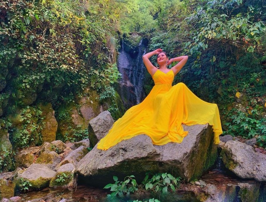 Rashami Desai Goes Bold In Sensual Black Dress, See Her Oozing Oomph In ...