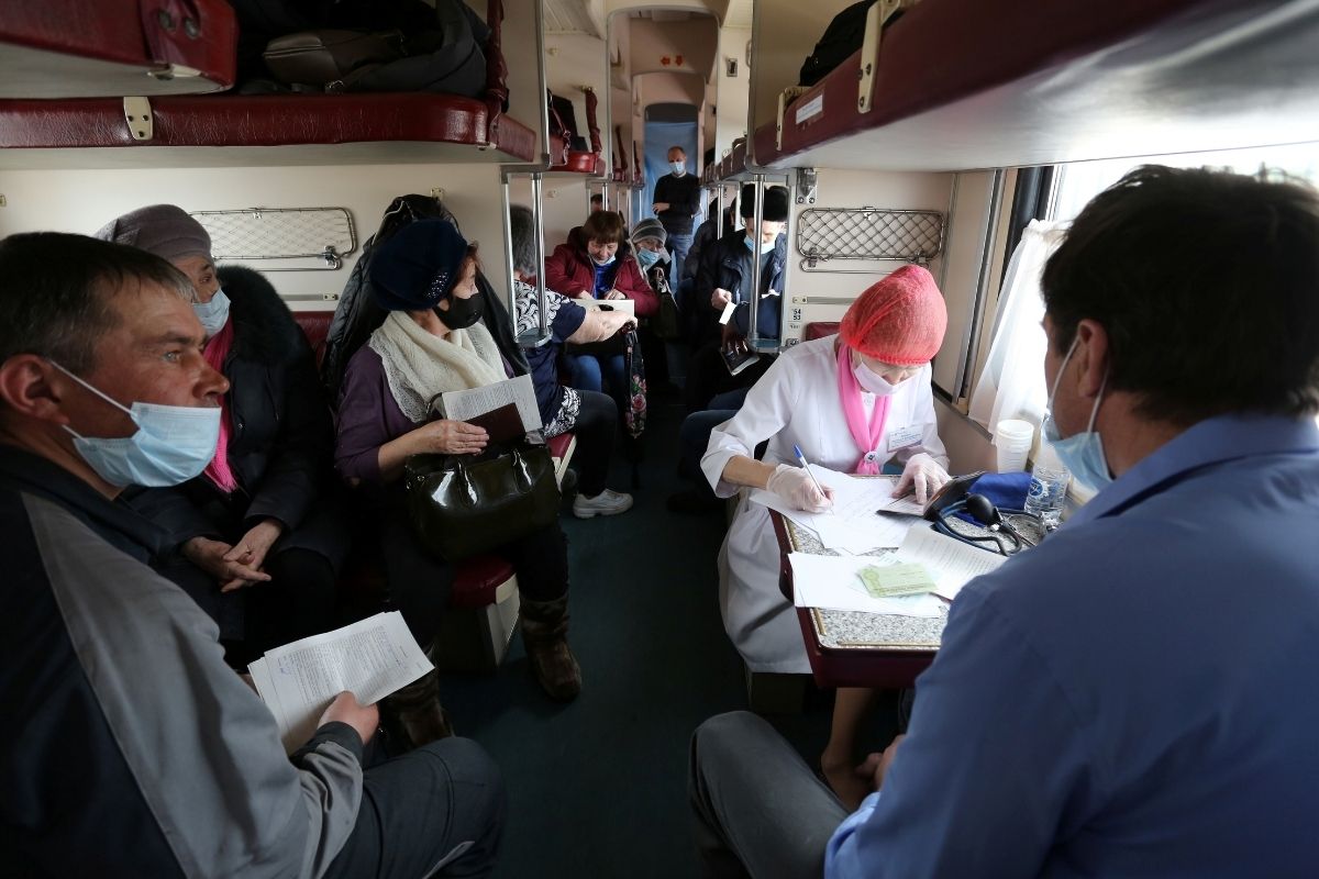 Russia Gives Out Sputnik V Covid-19 Vaccine on Board a Medical Train ...