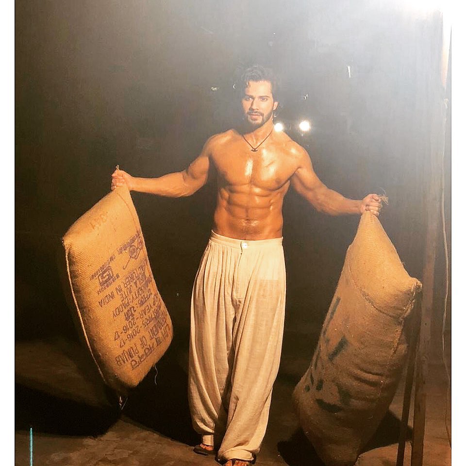 Varun Dhawan Looks Hot As He Flaunts Six-Pack Abs, See Actor's Stunning ...