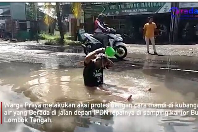 Indonesian Man's 'Bathing' and 'Fishing' in Giant Pothole Forces ...