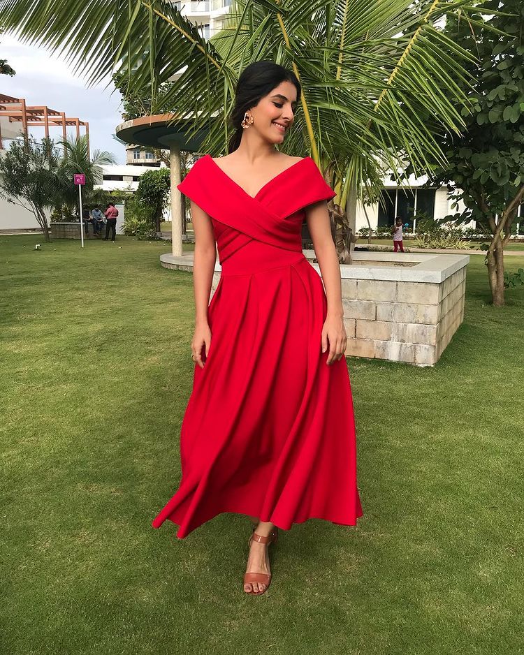 Isha Talwar Of 'Mirzapur' Fame Looks Super Glam In These Photos, Check ...