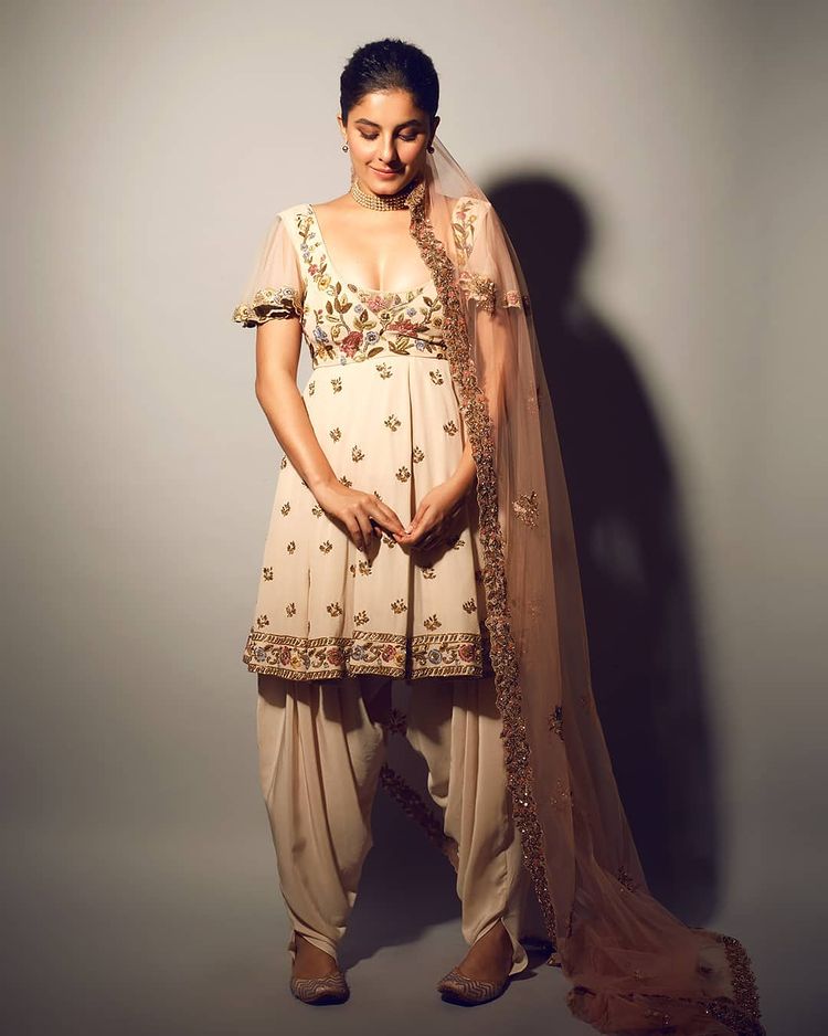 Isha Talwar Of 'Mirzapur' Fame Looks Super Glam In These Photos, Check ...