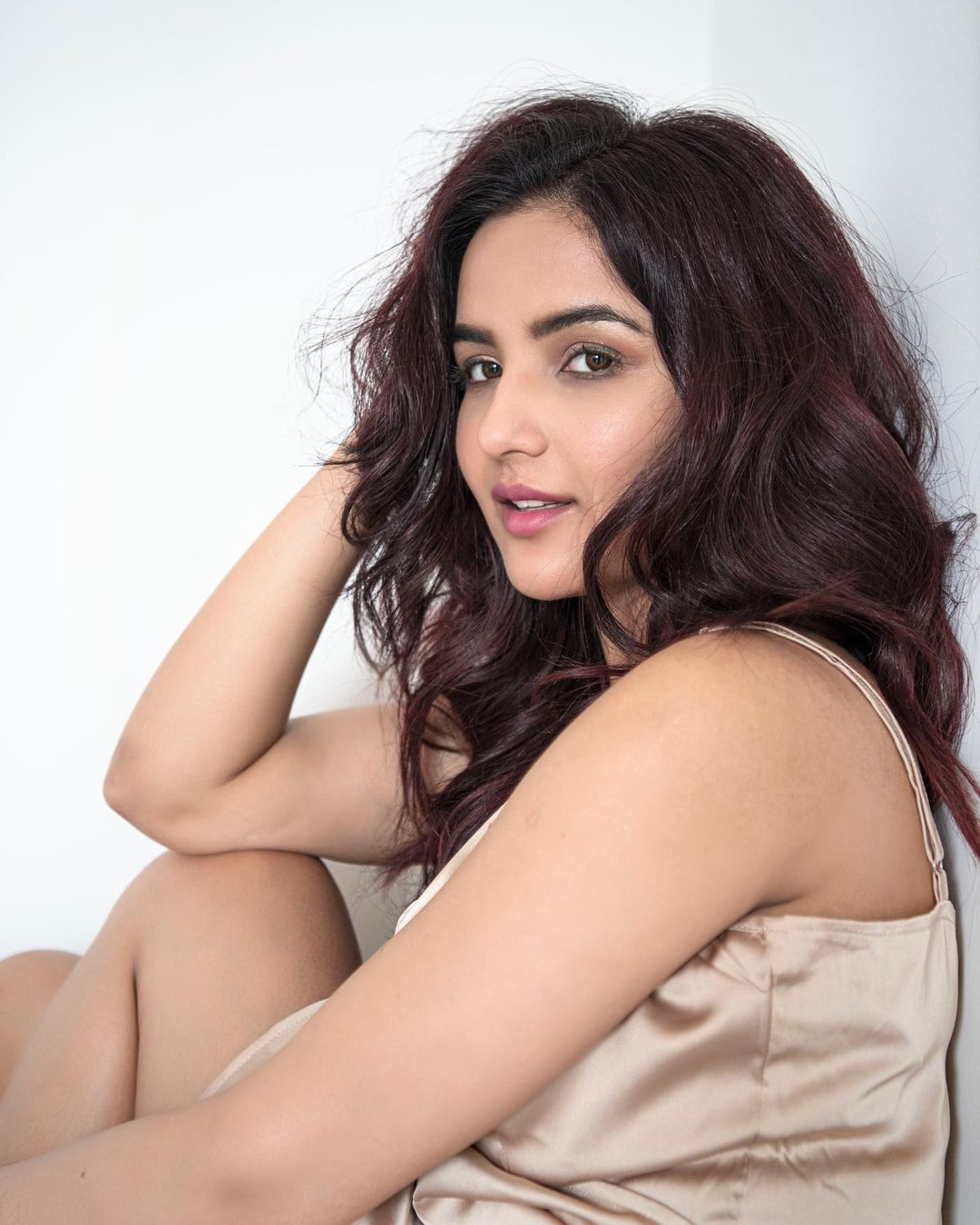Jasmin Bhasin Raises Temperature In Satin Nightie Check Out Divas