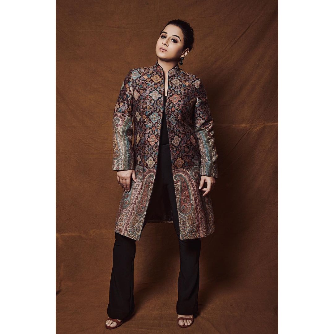 Vidya Balan Looks Glamorous In Shimmery Gown With Plunging Neckline ...